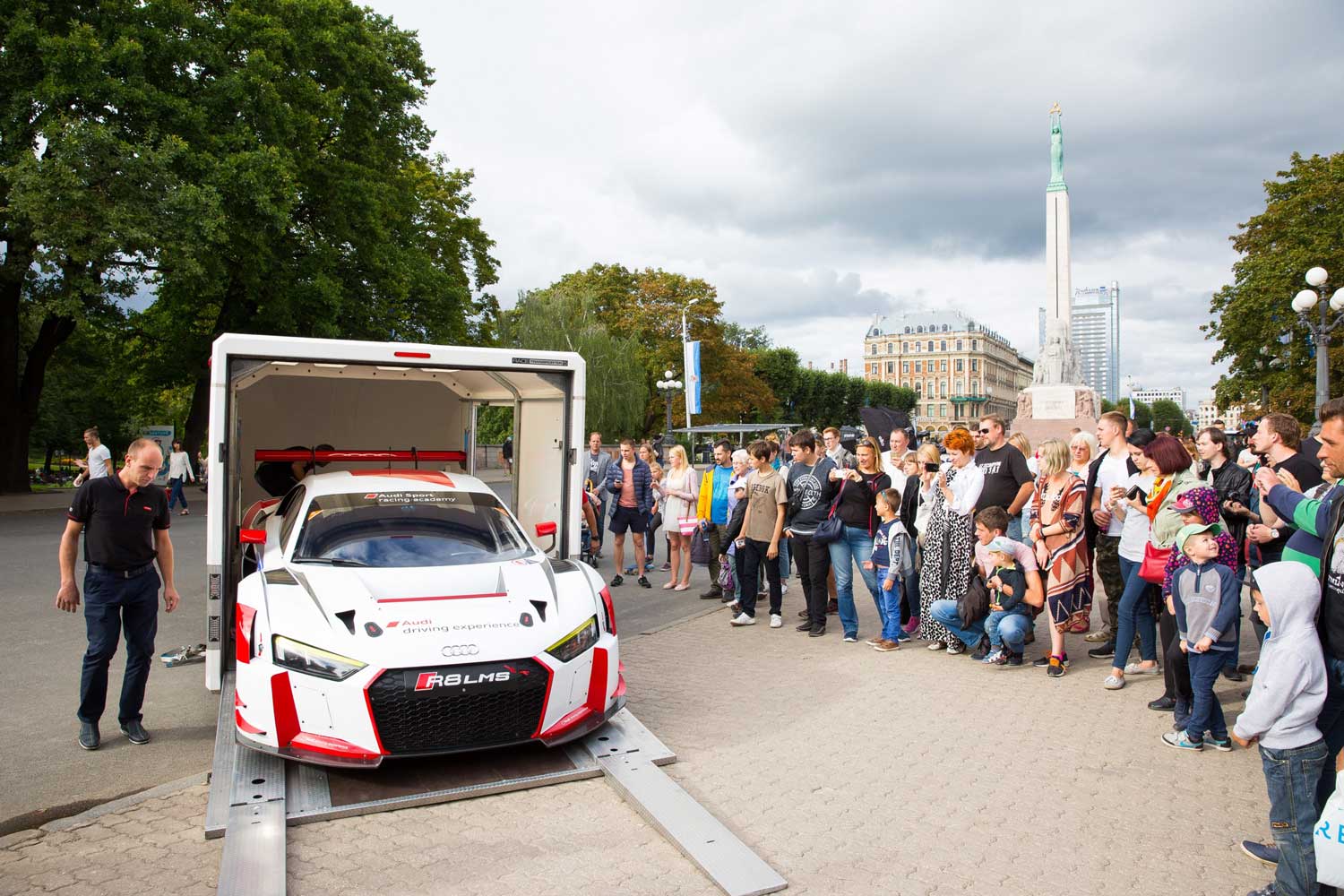 Loģistikas uzņēmums Kurbads transportē sacīkšu automašīnas